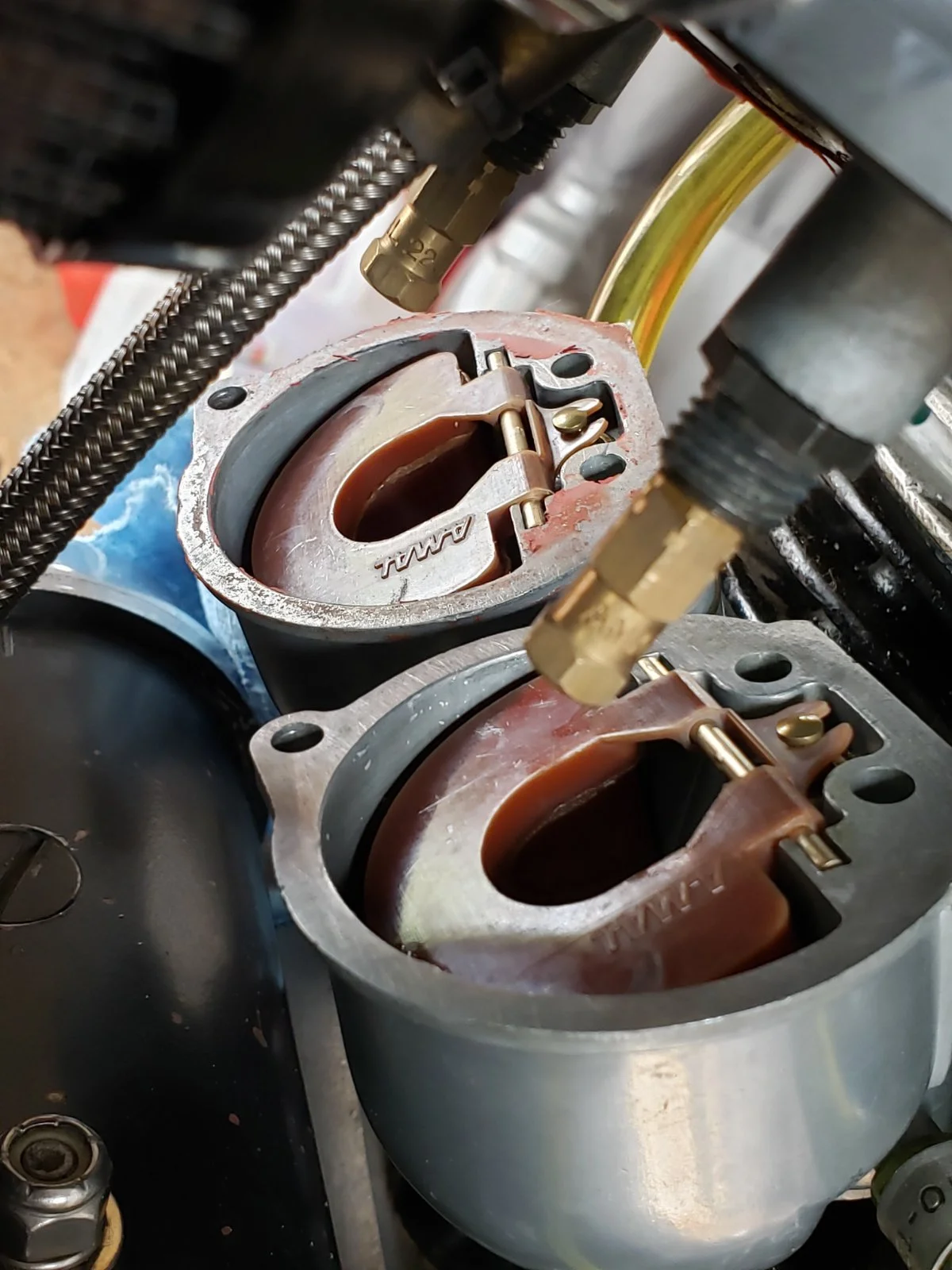 Float bowl drain bolt that also grips the jet holder.. | Access Norton