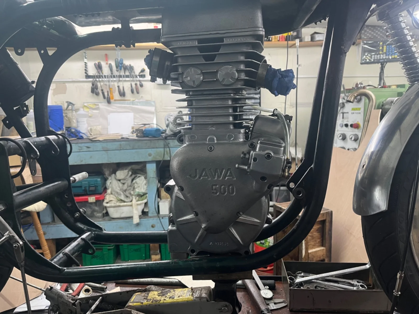 Fitting Jawa engine into featherbed frame | Access Norton